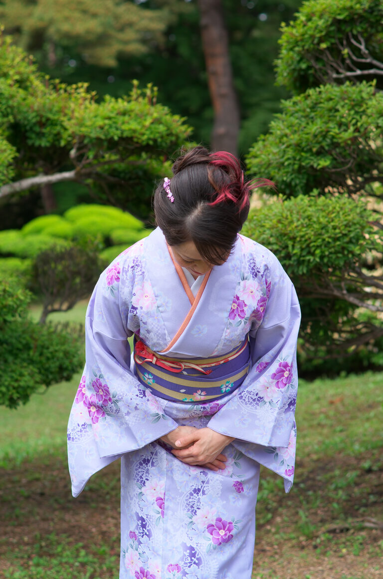 Bowing: Essential Form of Japanese Etiquette | KCP International
